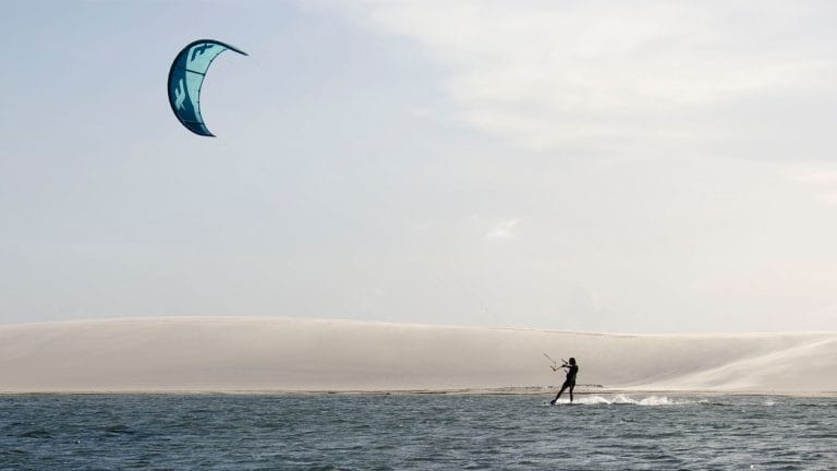 Qu'est ce que le kitesurf ? Le kite expliqué en 9 étapes